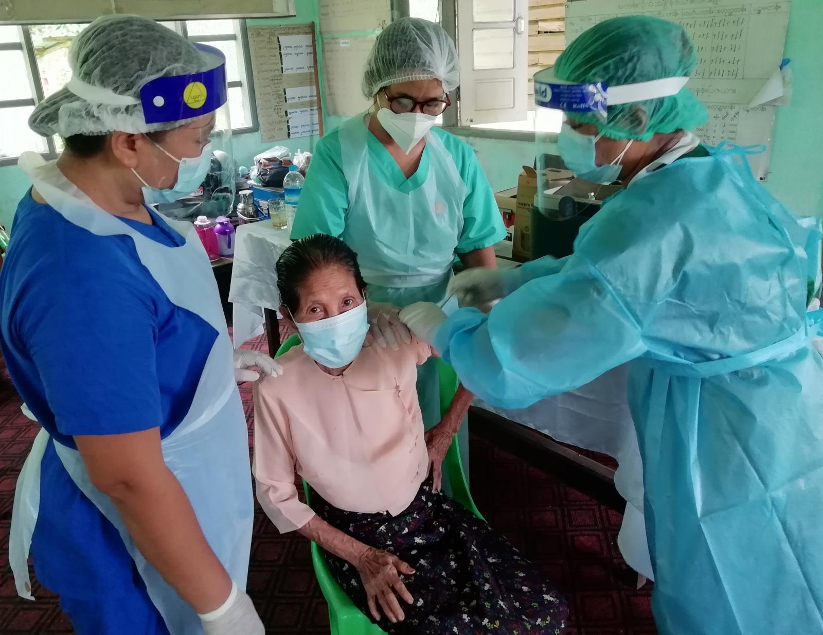 မာန်အောင်မြို့နယ်တွင် အသက် ၅၅ နှစ်အထက်ရှိသူများနှင့် ဦးစား‌ပေးအုပ်စုတွင်ပါဝင်သူများအား ကိုဗစ