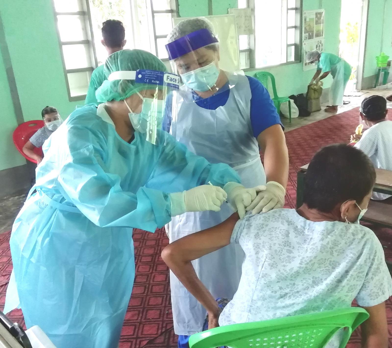 မာန်အောင်မြို့နယ်တွင် အသက် ၅၅ နှစ်အထက်ရှိသူများနှင့် ဦးစား‌ပေးအုပ်စုတွင်ပါဝင်သူများအား ကိုဗစ