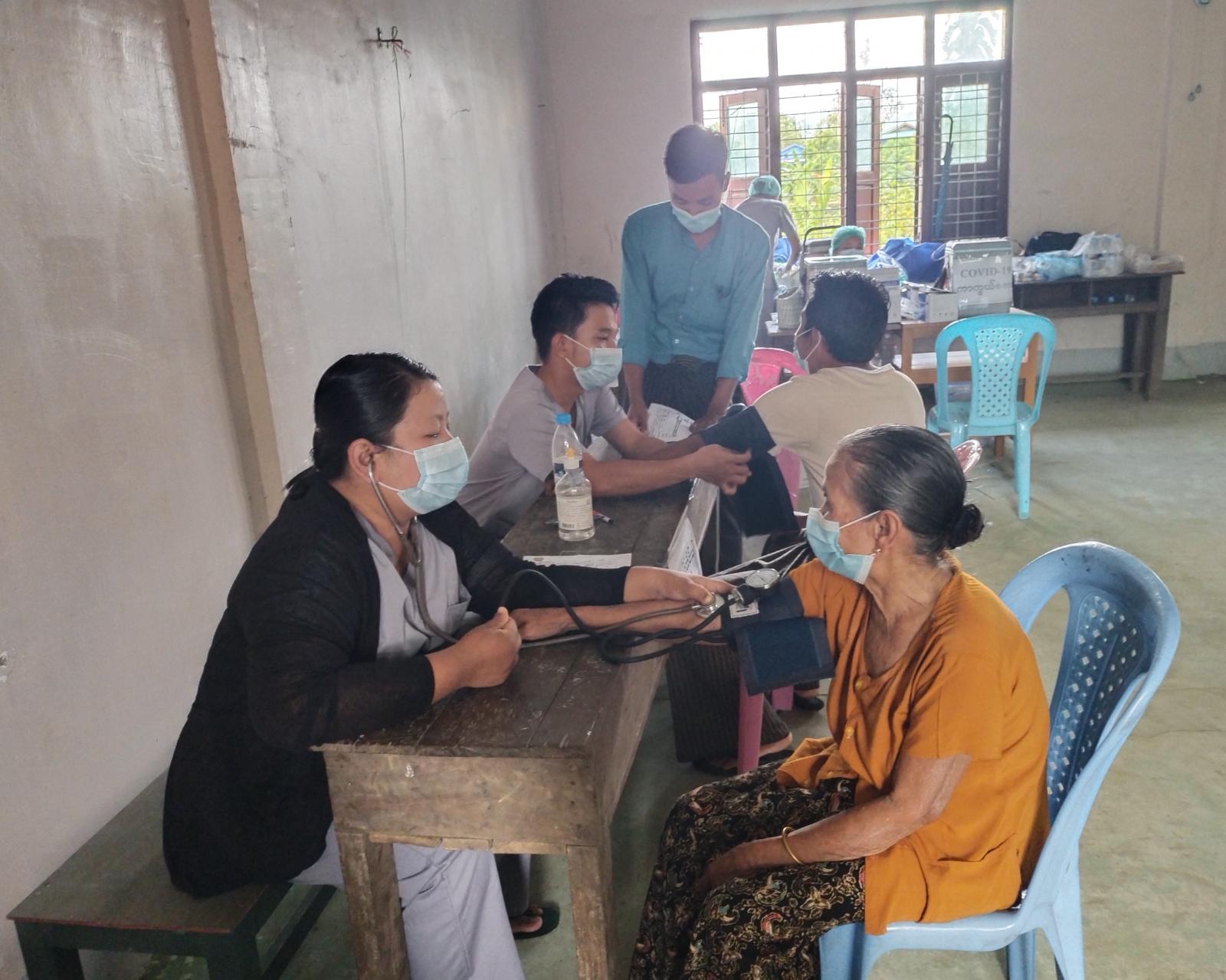 မအီမြို့၊ ဂျီဖြူတောင်ကျေးရွာ၌ အသက် ၆၅ နှစ်နှင့်အထက် ပြည်သူများနှင့် ဦးတည်အုပ်စုတွင် ပါဝင်သူမ