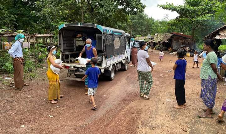 မုဒုံမြို့ ၌ ကိုဗစ် ၁၉ ကာလအတွင်း အခြေခံအိမ်ထောင်စုများအား ဆန်အိတ်များလ