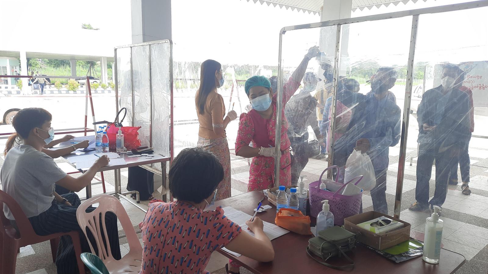 ထိုင်းနိုင်ငံမှ မြန်မာနိုင်ငံသားများ မြဝတီ အမှတ် ၂ ချစ် ကြည်ရေးတံတားမ