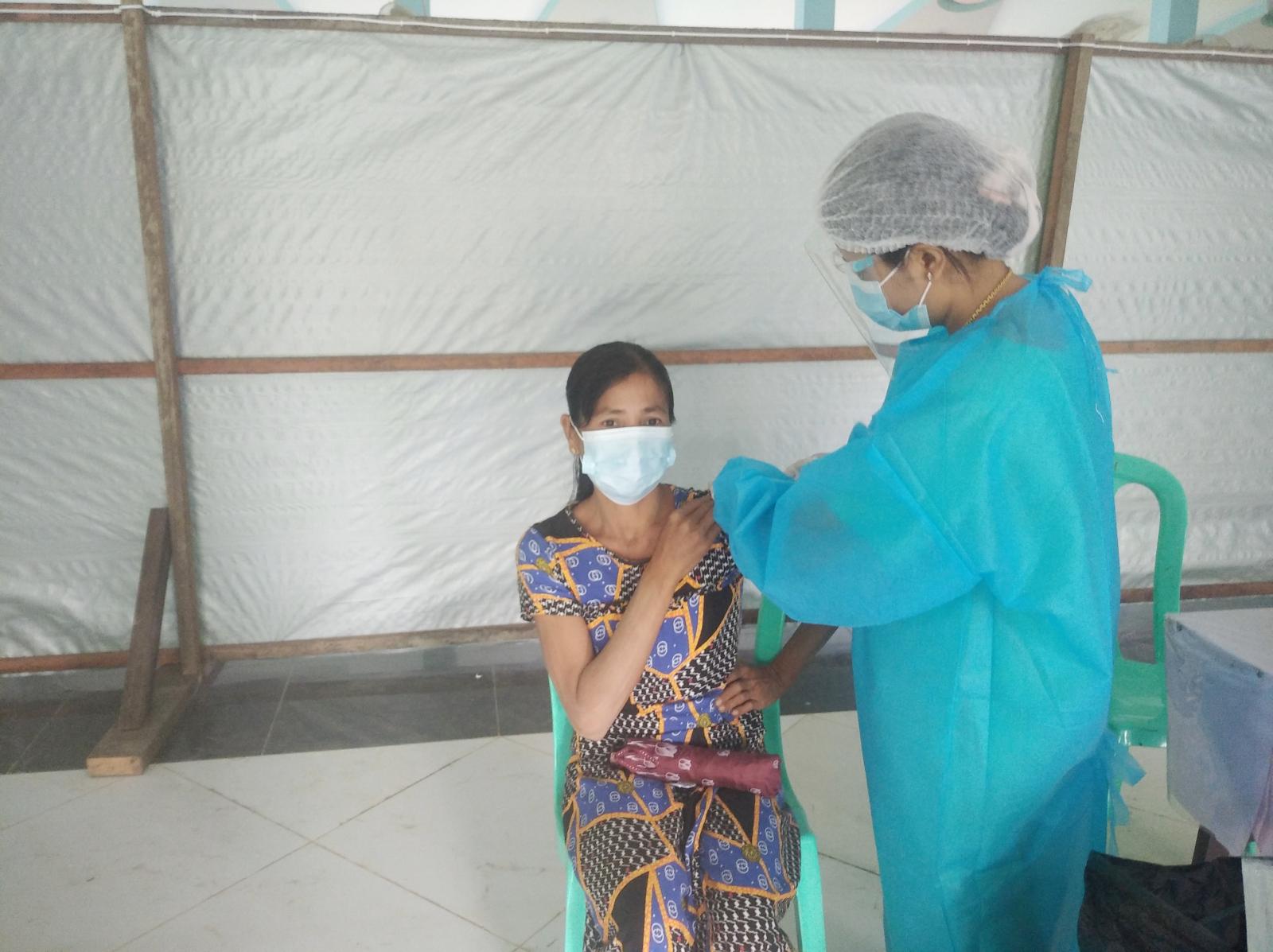 ရသေ့တောင်မြို့နယ်၌ တိုက်ပွဲရှောင်ကယ်ဆယ်ရေး စခန်းများတွင် ခိုလှုံနေကြသည့် အသက် ၄၅ နှစ်နှင့်အထက် ပ