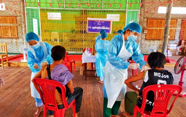 မင်းလှမြိုနယ်တွင် အသက် ၁၈ နှစ်အထက်ရှိ ပြည်သူများအား ကိုဗစ် ၁၉ရောဂါ ကာက