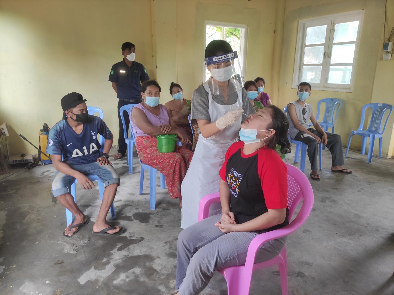 ကျွန်းစုမြို့မဈေး၌ ရောင်းချနေသည့် ဈေးသည်များအား ကိုဗစ် ၁၉ ရောဂါပိုး ရ