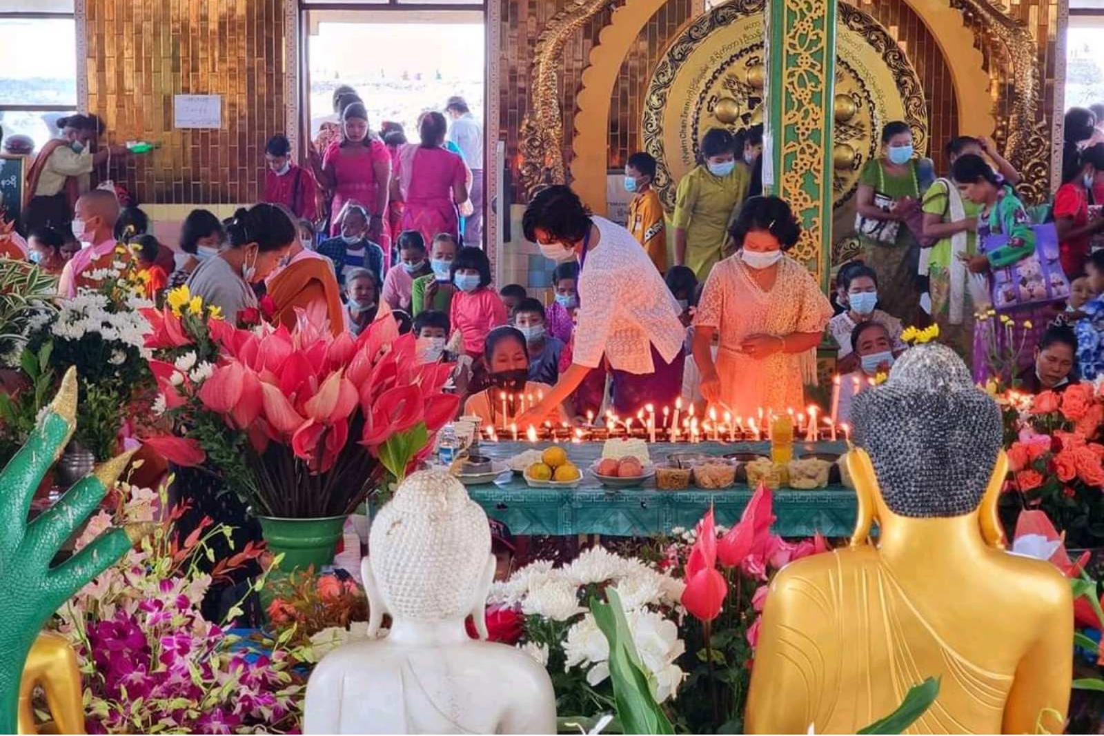 ကျိုက္ခမီ ရေလယ်ဆံတော်ရှင်မြတ်ဘုရားကြီး၌ ဘုရားဖူး ကုသိုလ်ကောင်းမှုပြုသူမ