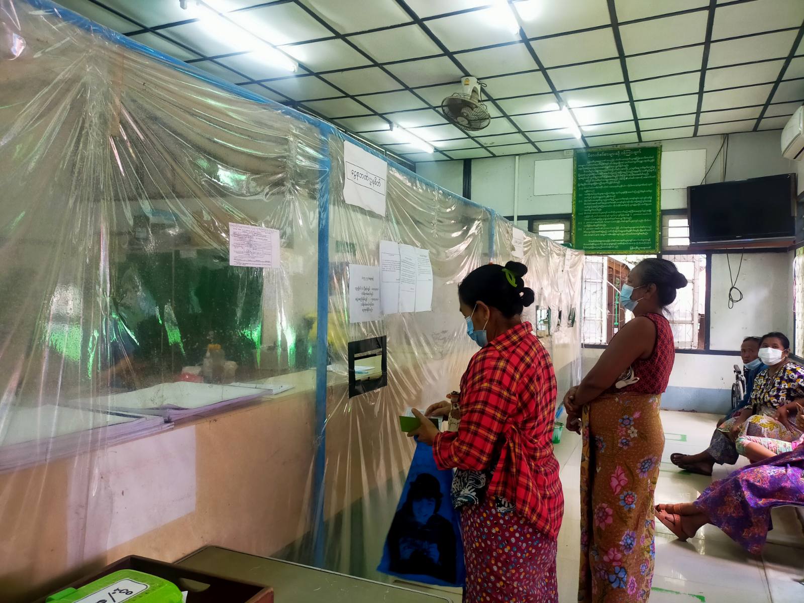 မြဝတီမြို့၌ အငြိမ်းစားဝန်ထမ်းများအား ကိုဗစ် ၁၉ စည်းကမ်းချက်များနှင့