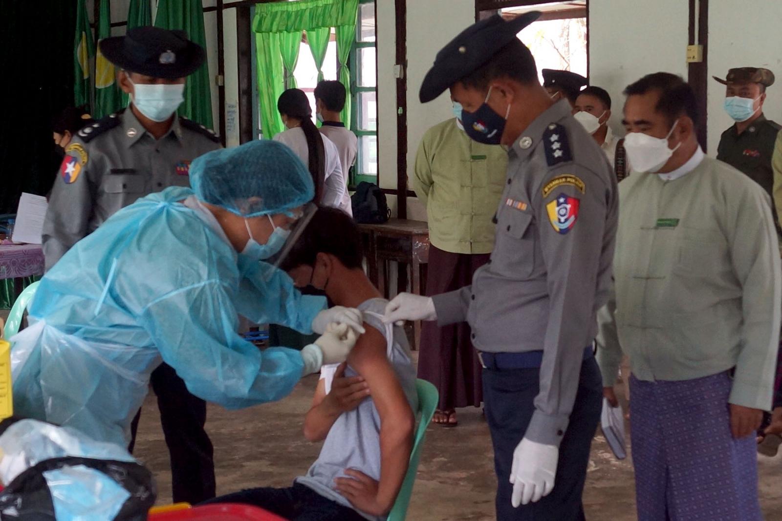 မိုင်းဆတ်မြို့၌ အသက် ၁၂ နှစ်နှင့်အထက် ကျောင်းသား၊ ကျောင်းသူများအား