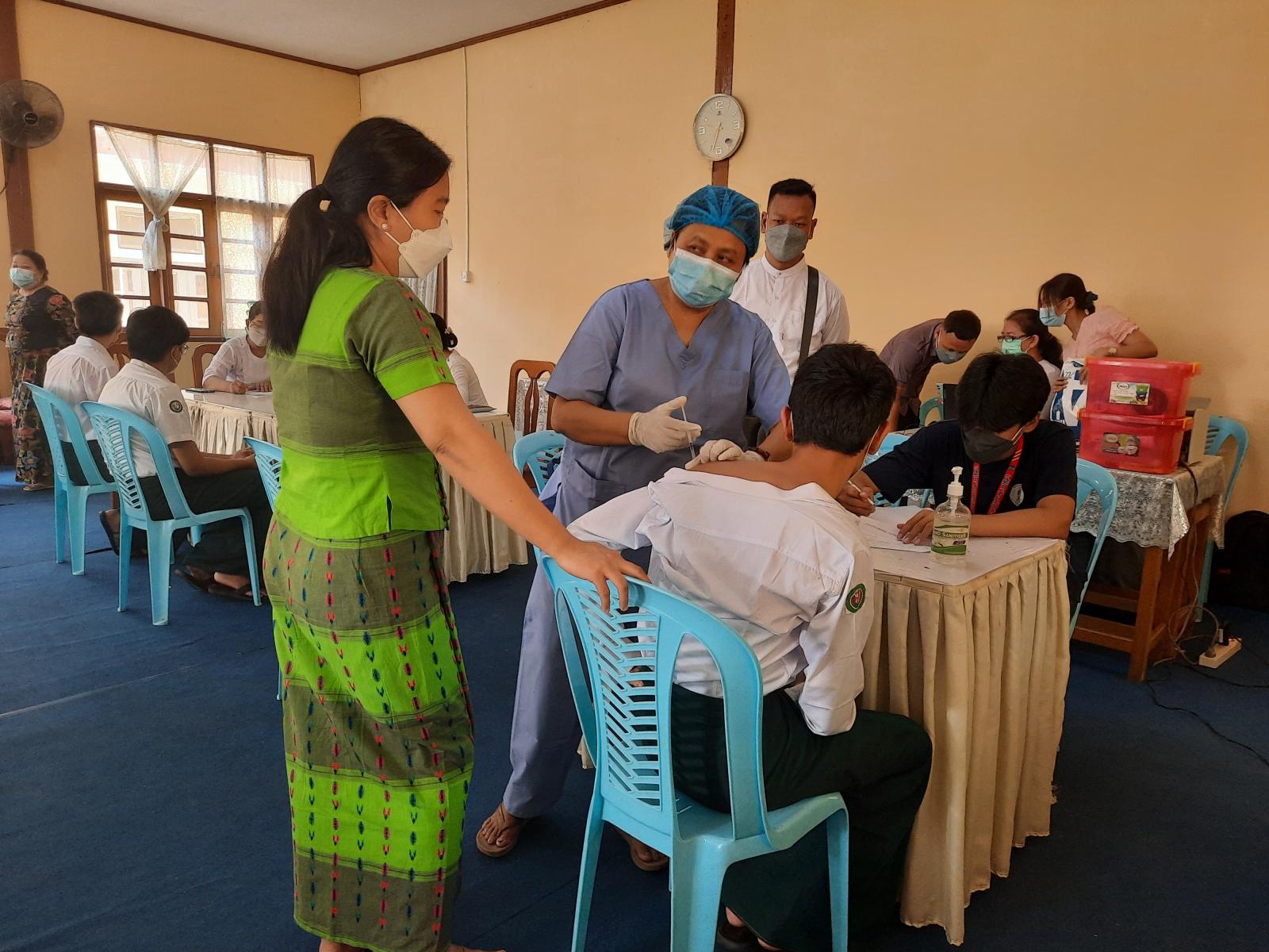 အလုံမြို့နယ်အတွင်းရှိ အသက် ၁၂ နှစ်အထက် ကျောင်းသား၊ ကျောင်းသူများအား