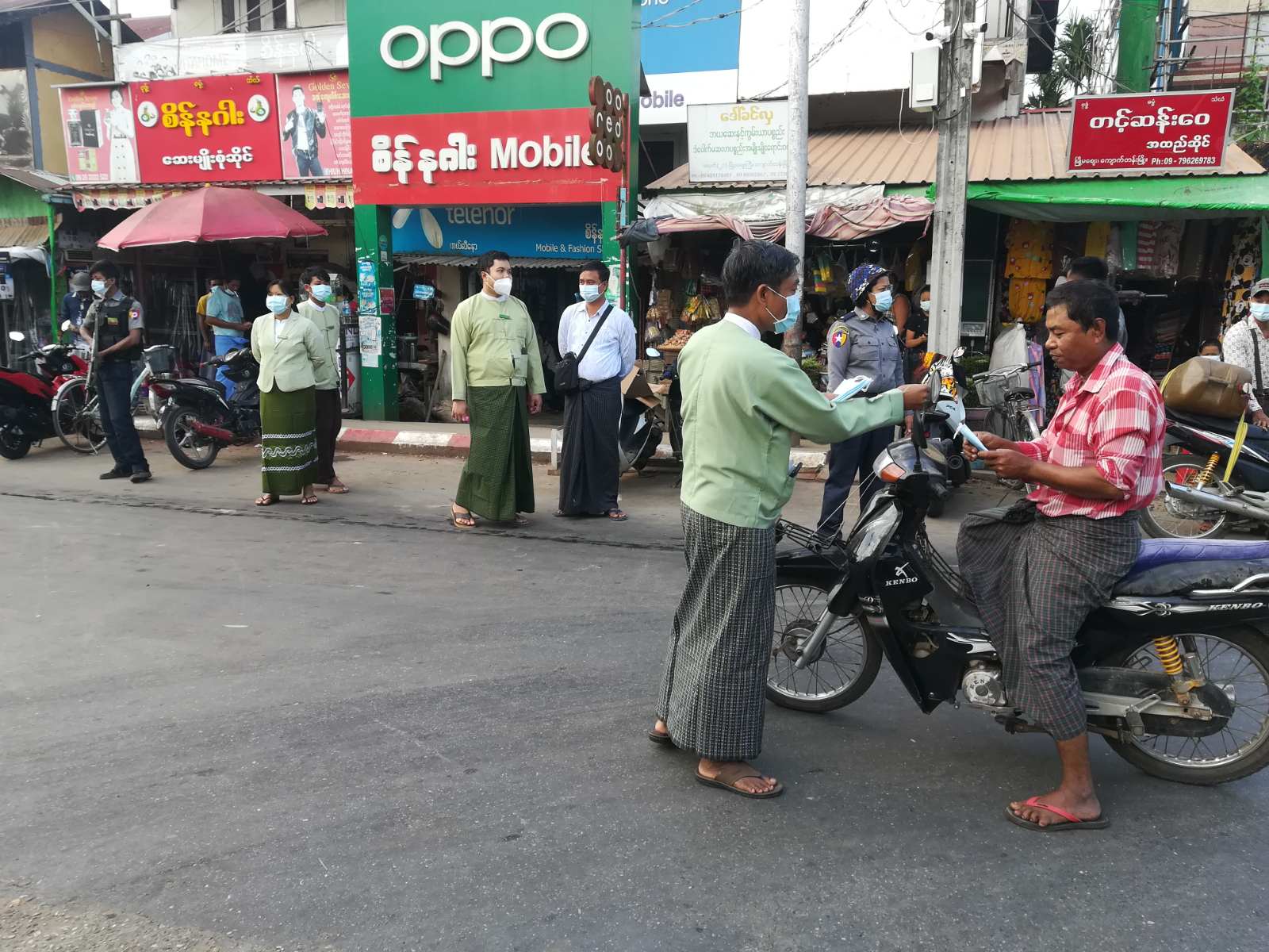 ကျောက်တန်းမြို့ လူစည်ကားရာနေရာများ၌ Mask တပ်ဆင်ရေး အသိပညာပေး လှုပ်ရှားမ