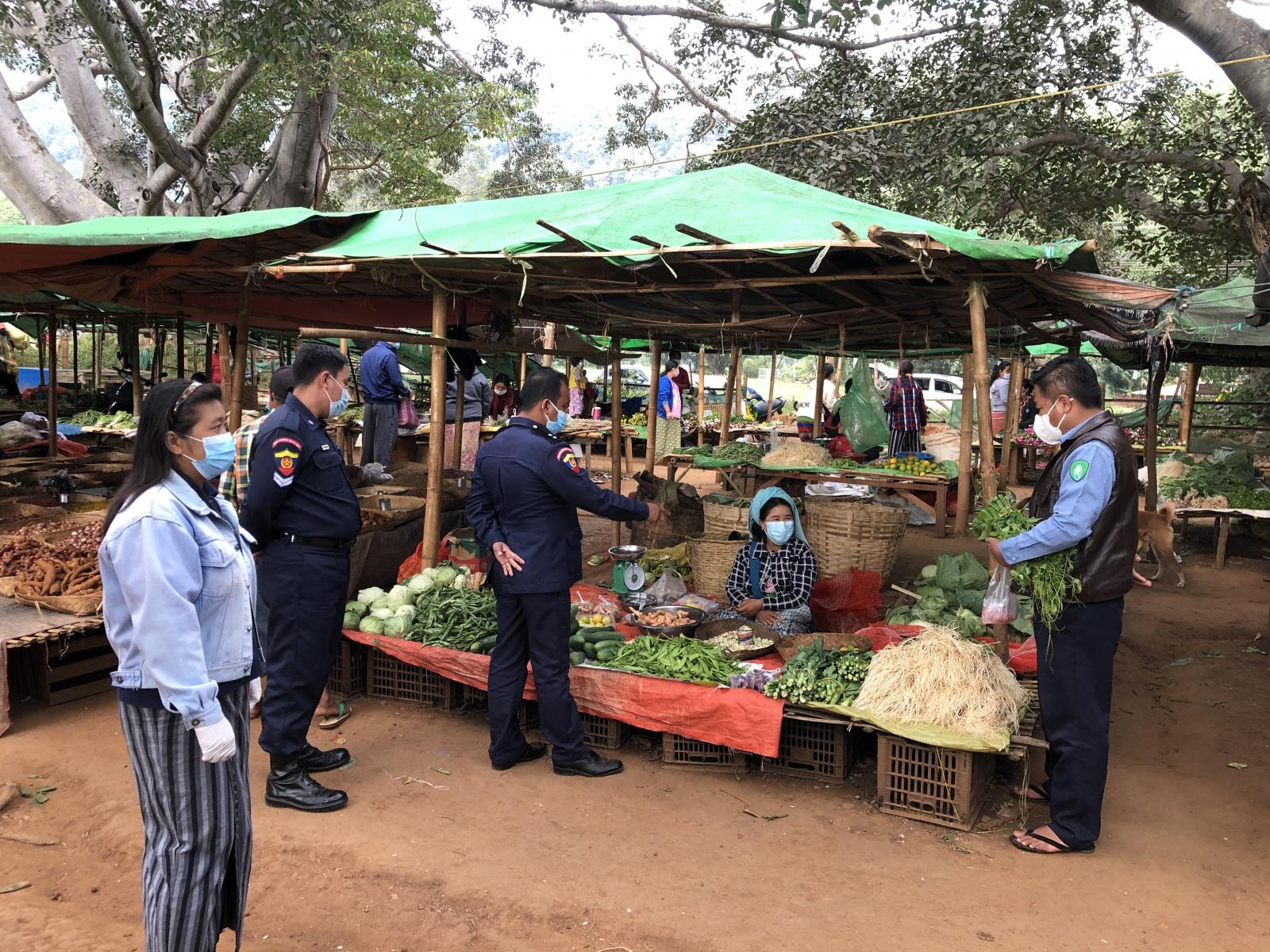 ပင်းတယမြို့ ယာယီဈေးတွင် ကိုဗစ် ၁၉ စည်းကမ်းချက်များနှင့်အညီ ရောင်းခ