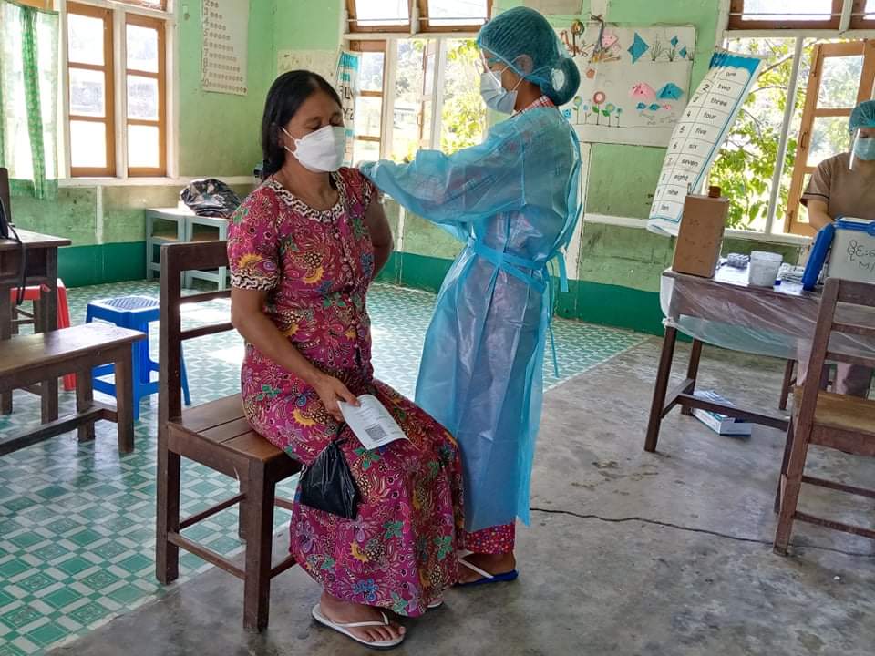 မိုင်းငေါ့မြို့တွင် အသက် ၁၈ နှစ် အထက်ပြည်သူများအား ဒုတိယအကြိမ် ကိုဗစ