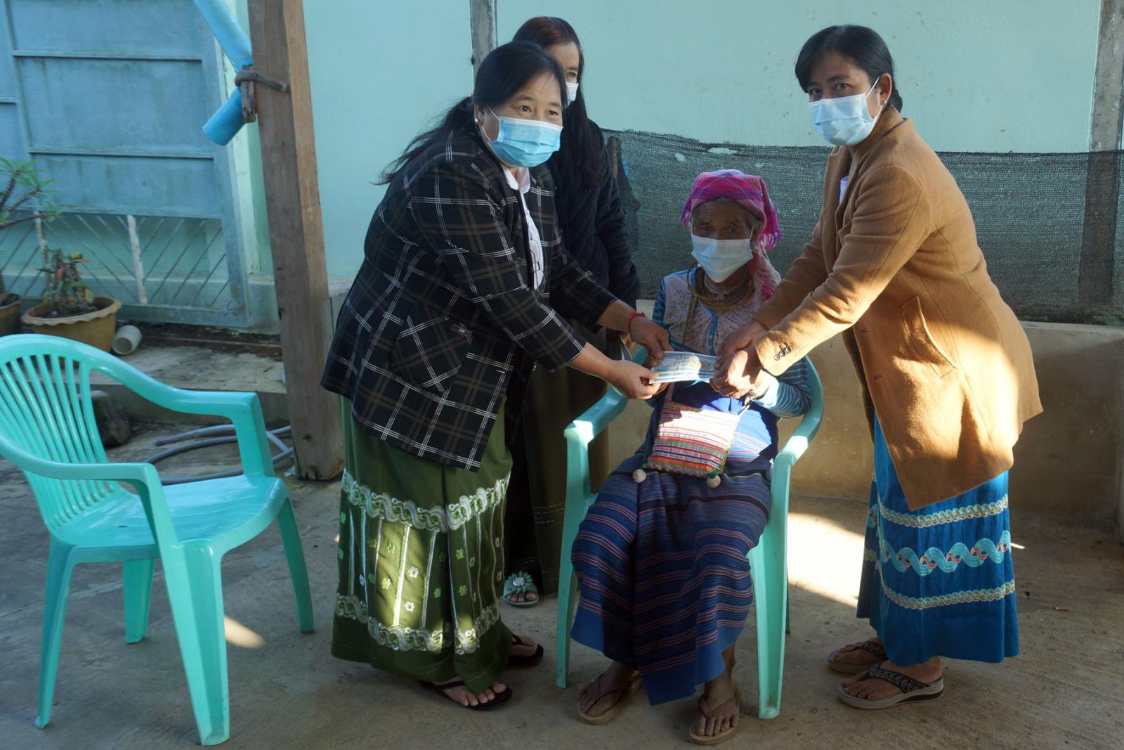 မိုင်းဆတ်မြို့၌ အသက် ၈၅ နှစ်နှင့်အထက် ဘိုးဘွားများအား လူမှုရေးပင်စင