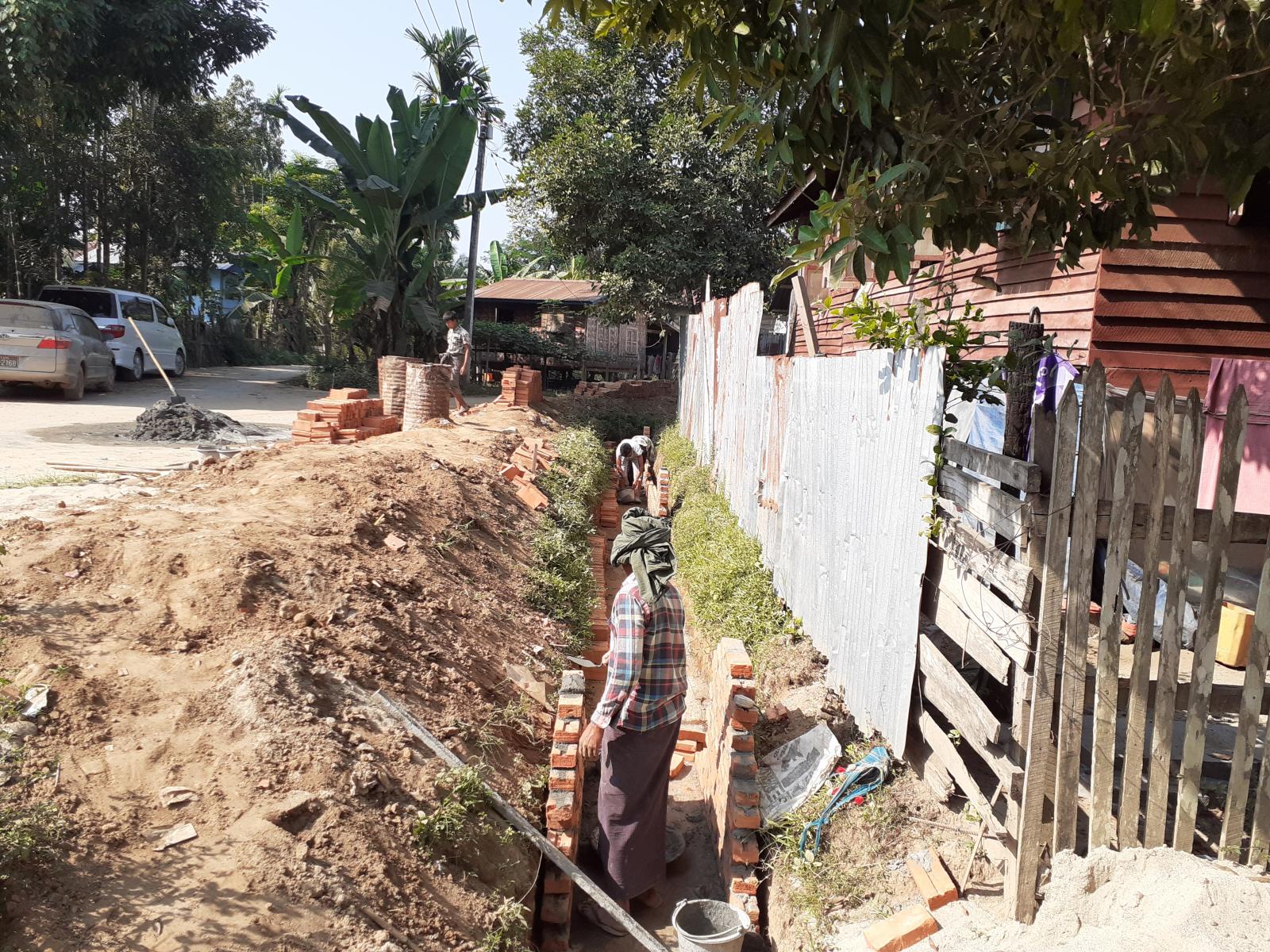 ကျိုက်ဒုံမြို့၊ အမှတ် ၃ ရပ်ကွက် မကွေးလမ်းအုတ်စီရေမြောင်းပြုလုပ်ခြင်း လုပ်ငန်းဆောင်ရွက