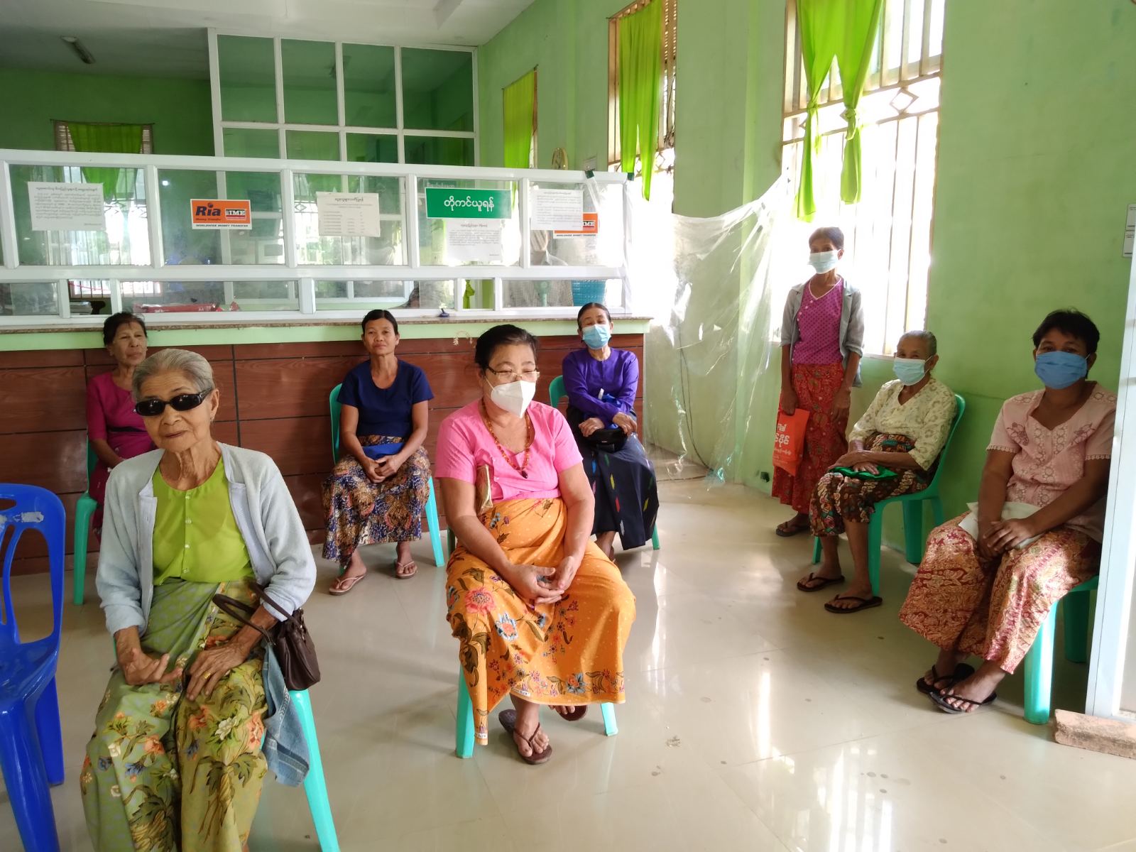 သရက်ချောင်းမြို့ မြန်မာ့စီးပွားရေးဘဏ်၌ အငြိမ်းစားဝန်ထမ်းများအား ပင်စင်ငွေများ ထုတ်ပေး လျက်ရှိ