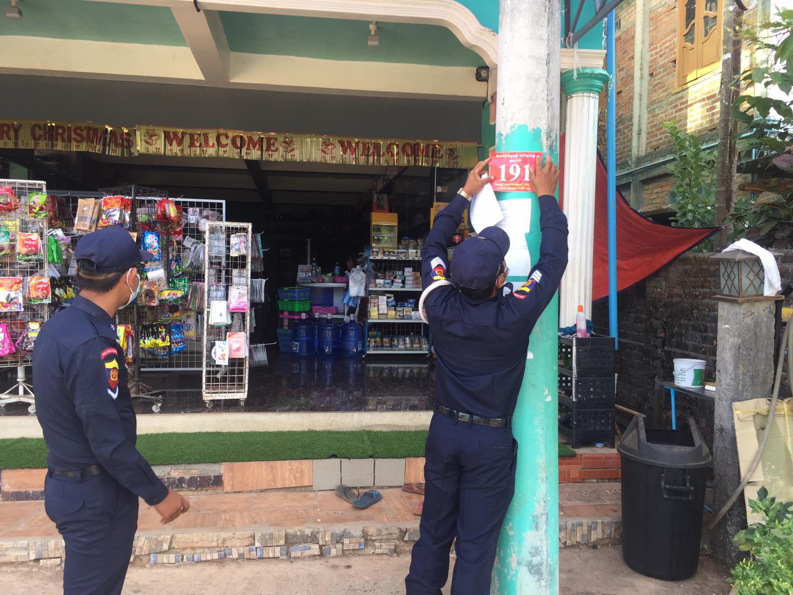 ပလောက်မြို့တွင် မီးဘေးသတိမူရေးအသိပညာပေး လက်ကမ်းစာစောင်များ အခမဲ့ဖြန့ ...