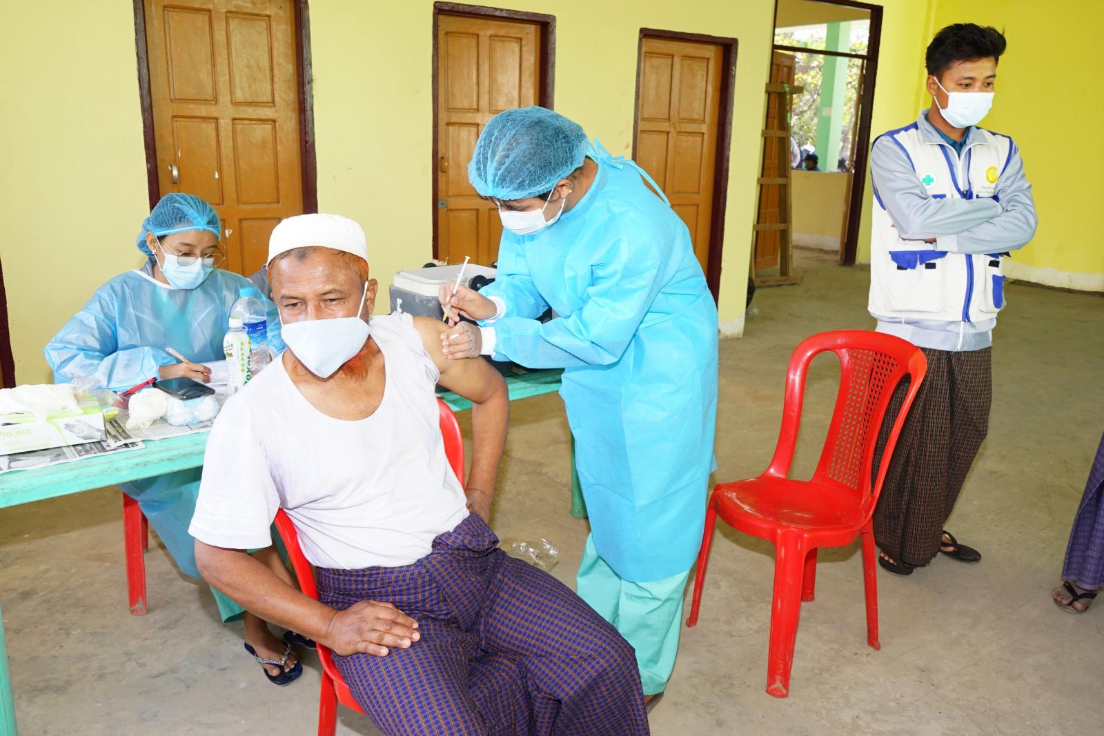 ရခိုင်ပြည်နယ် မောင်တောမြို့၌ ပြည်သူများအား ကိုဗစ် ၁၉ ရောဂါ ကာကွယ်ဆေး