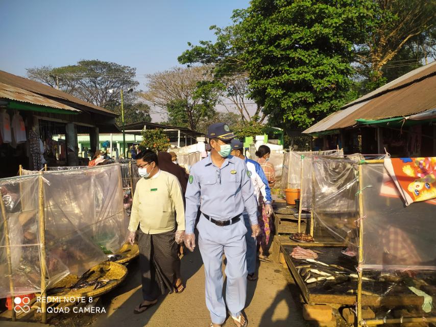 အင်္ဂပူမြို့ မြို့မ စျေးတွင် စျေးရောင်းသူ၊ စျေးဝယ်သူများအား နှာခေါင
