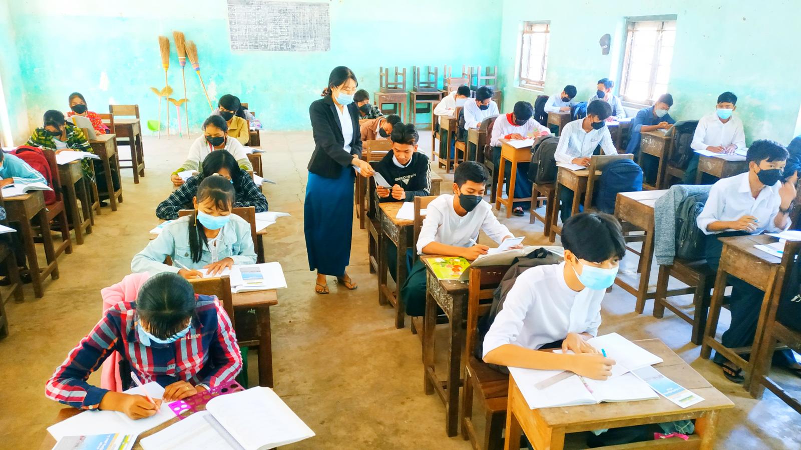 မင်းလှ၌ ၇၅ နှစ်မြောက် စိန်ရတုပြည်ထောင်စုနေ့ အထိမ်းအမှတ် သတင်းစကား လက်ကမ်းစာစောင်များဖြန့်ဝေ