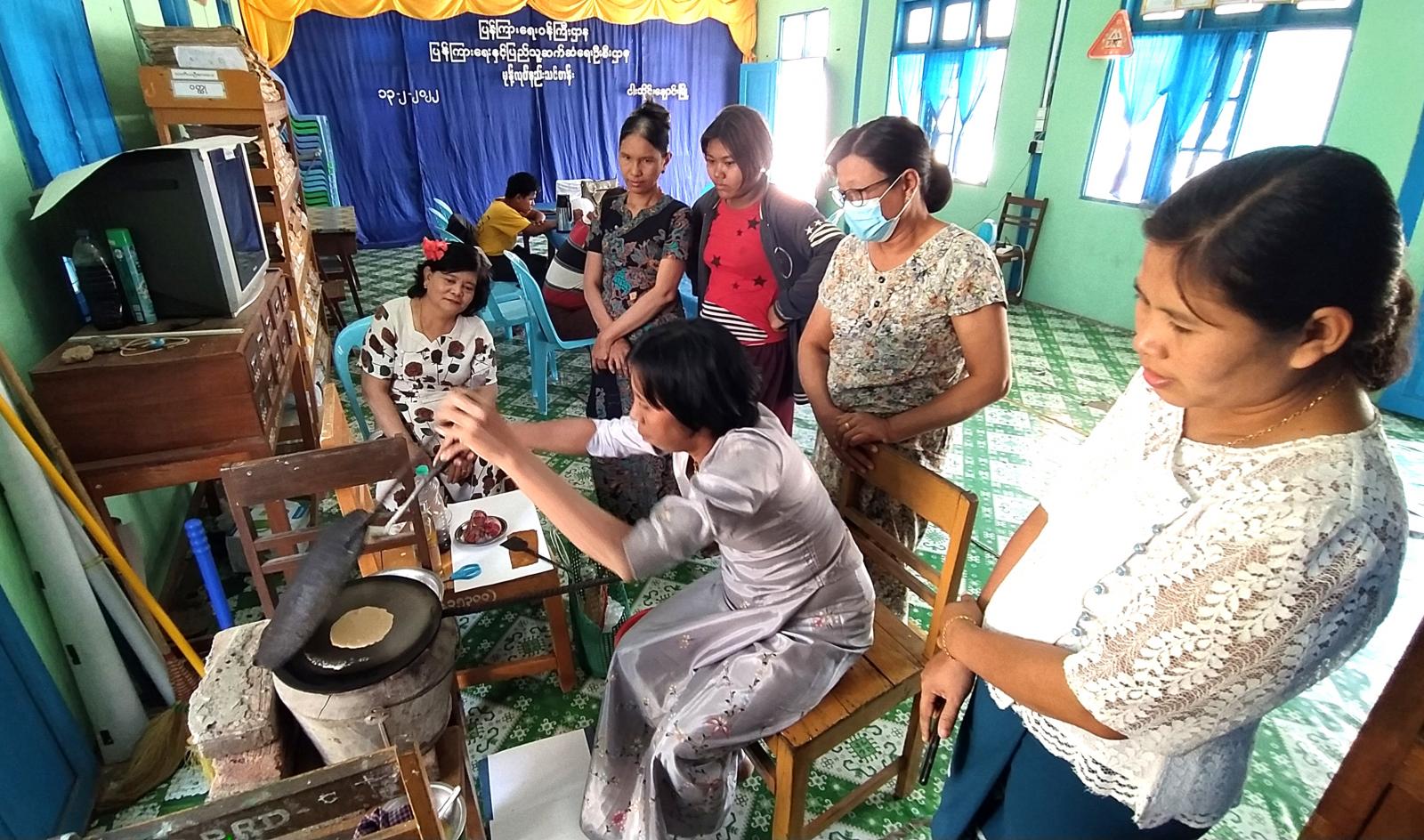 ငါးသိုင်းချောင်းမြို့ လူထုအခြေပြုဗဟိုဌာန Communitycentre ၌ မုန့်လုပ်နည