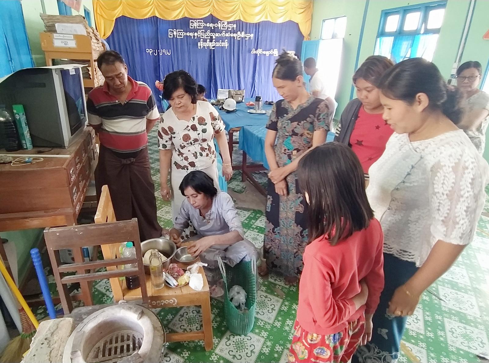 ငါးသိုင်းချောင်းမြို့ လူထုအခြေပြုဗဟိုဌာန Communitycentre ၌ မုန့်လုပ်နည