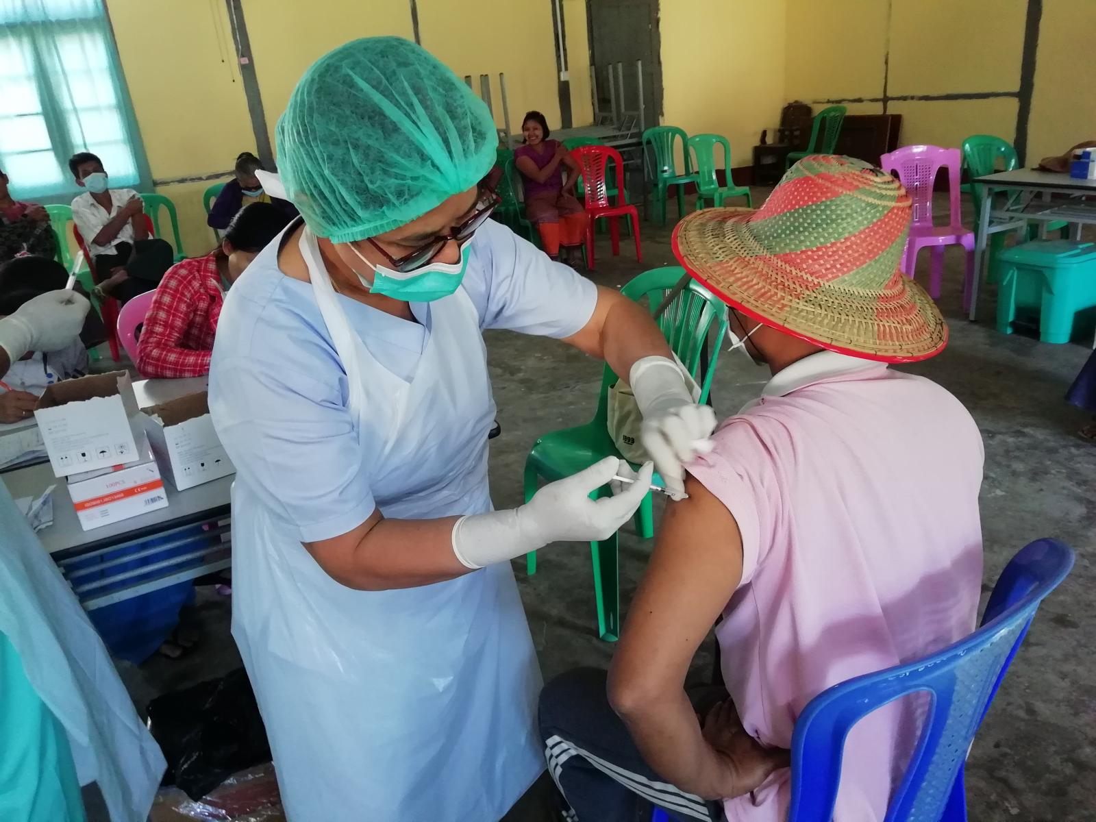 ကိုဗစ် ၁၉ ရောဂါကာကွယ်ဆေး သတ္တမအသုတ် ပထမ အကြိမ် ထိုးနှံပေးခြင်းနှင့် ၂