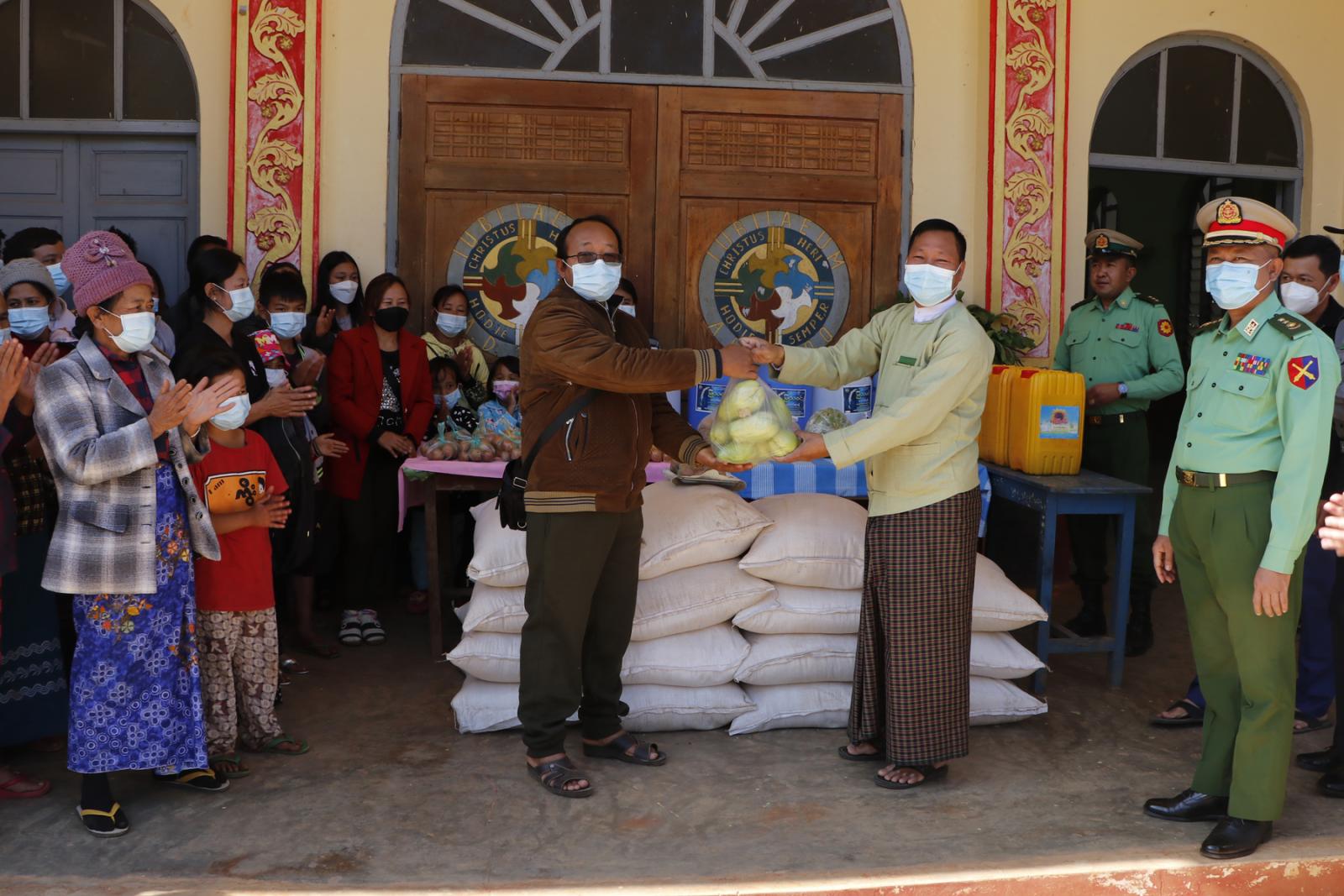 လွိုင်လင်မြို့ Church ကျောင်းတွင် ရောက်ရှိနေသည့် တိုက်ပွဲရှောင်ပြည်သူမ