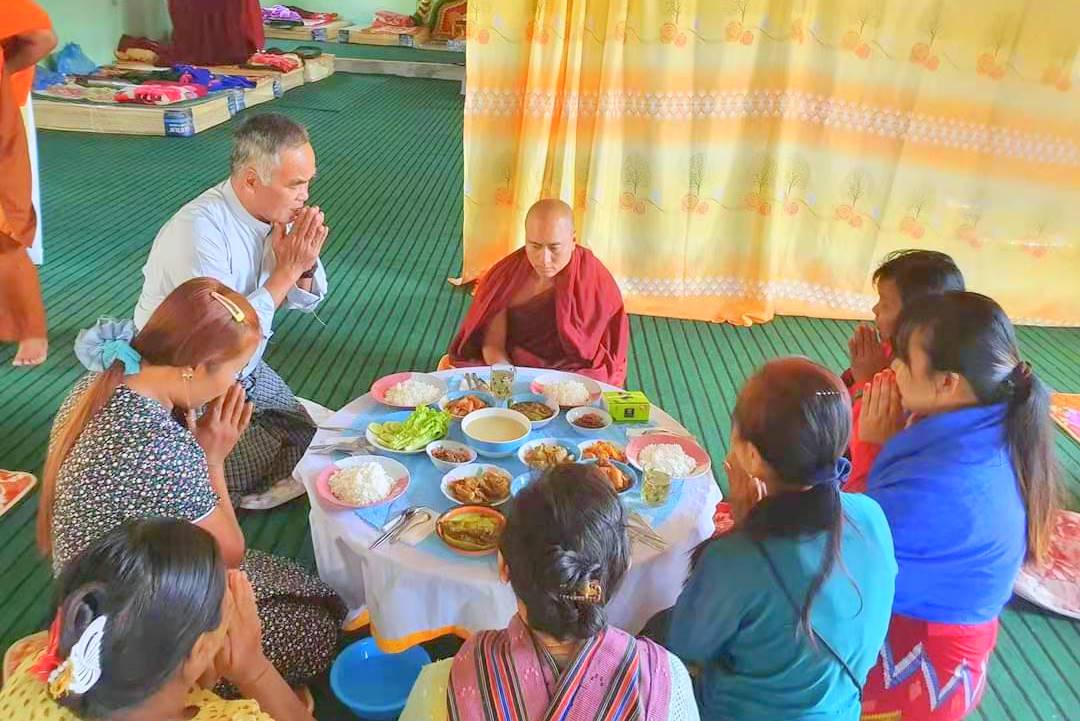 အသံမစဲမဟာပဋ္ဌာန်း ရွတ်ဖတ်ပူဇော်ကြကုန်သော သံဃာတော်အရှင်မြတ်တို့အား ဆွမ်းဆက်ကပ်လှူဒါန်း