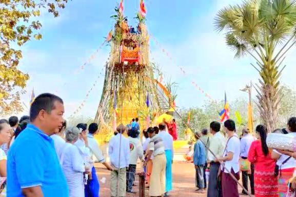 ထပ်ဒေါင်ဘွတ်စေတီတော် ထီးတော်အသစ်တင် လှူပူဇော်ပွဲ စည်ကားစွာကျင်းပ