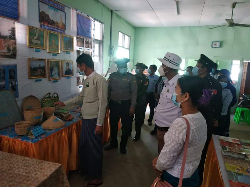 မြို့သစ်မြို့နယ်တွင် ၇၅ နှစ်မြောက်စိန်ရတုပြည်ထောင်စုနေ့အထိမ်းအမှတ်အကြို စာအုပ်ပြပွဲ ၊ နံရံကပ