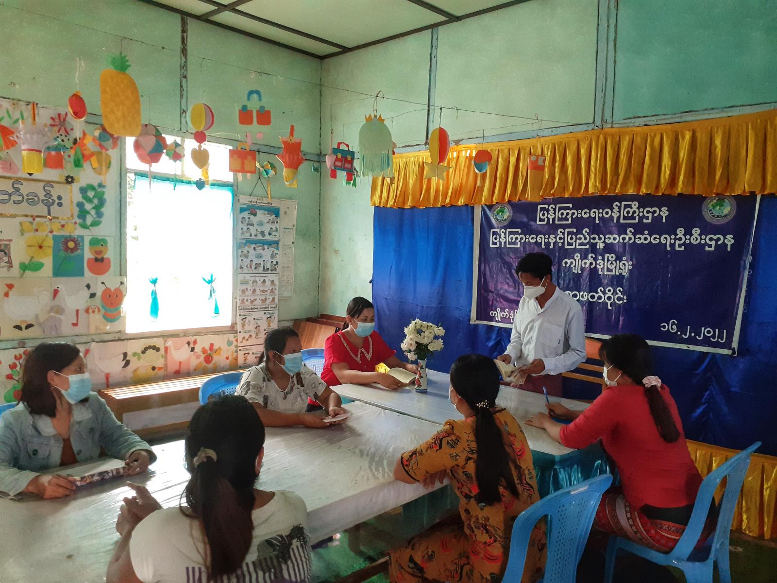 ကျိုက်ဒုံမြို့ လူထုအခြေပြုဗဟိုဌာန Community Centre ခန်းမ၌ စာဖတ်ဝိုင်းက