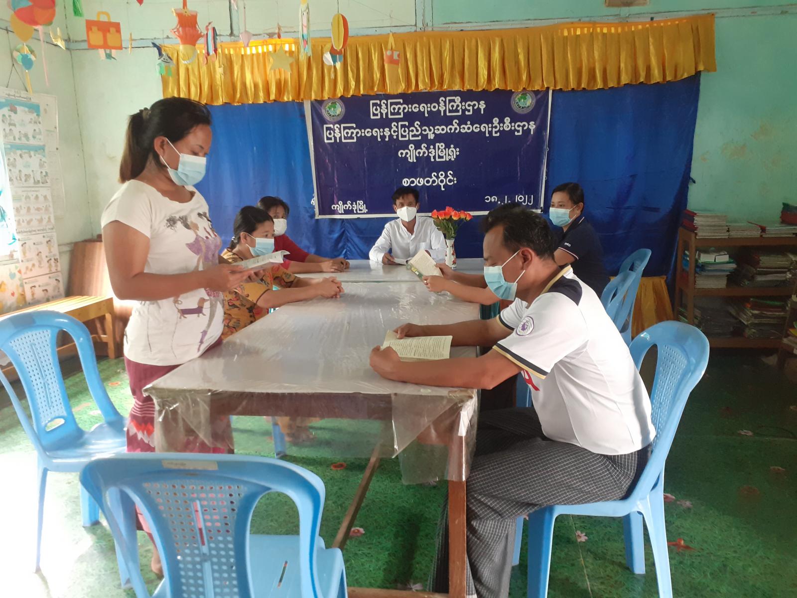 ကျိုက်ဒုံမြို့၊ လူထုအခြေပြုဗဟိုဌာန Community Centre ခန်းမ၌ စာအုပ်စာပေ