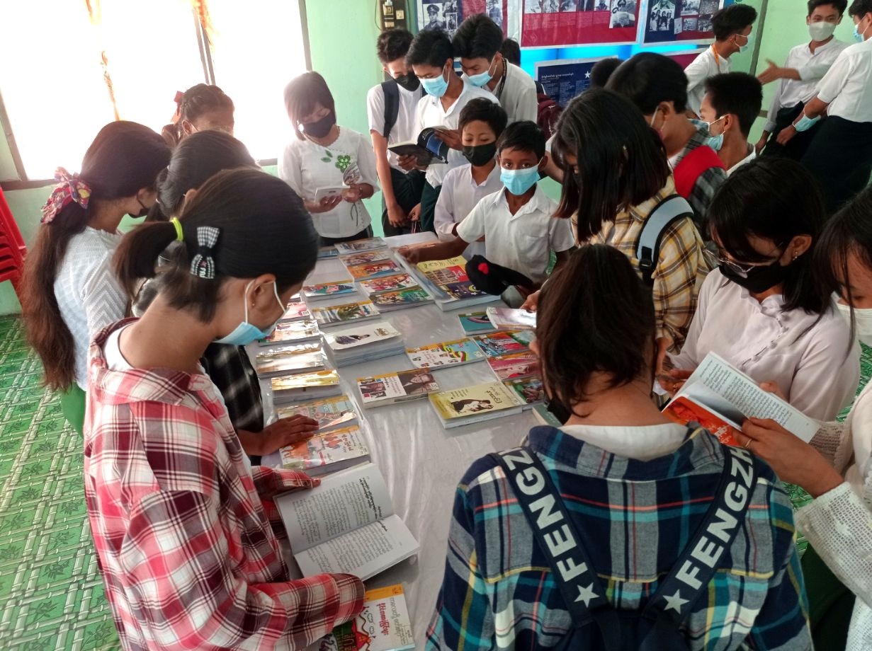၇၇ နှစ်မြောက်တပ်မတော်နေ့အထိမ်းအမှတ်အကြို နံရံကပ်စာစောင်နှင့် စာအုပ်ပြပ