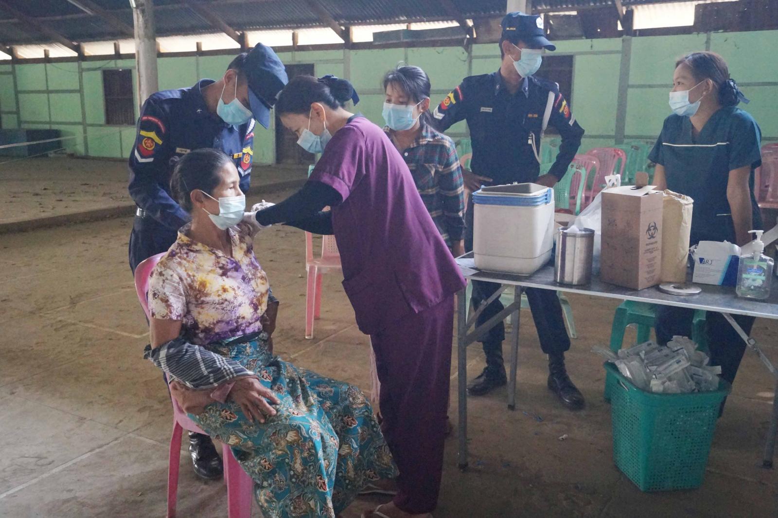 ငါန်းဇွန်မြို့နယ်တွင် အသက် ၁၈ နှစ်ပြည့်ပြီးသူများအား ကိုဗစ် ၁၉ ရောဂ