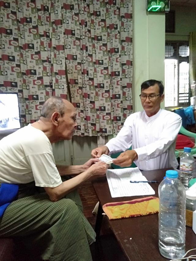 ပဲခူးတိုင်းဒေသကြီး ဒိုက်ဦးမြို့၌ အသက် ၈၅ နှစ်အထက် အဘိုးအဘွားများအား လူမ