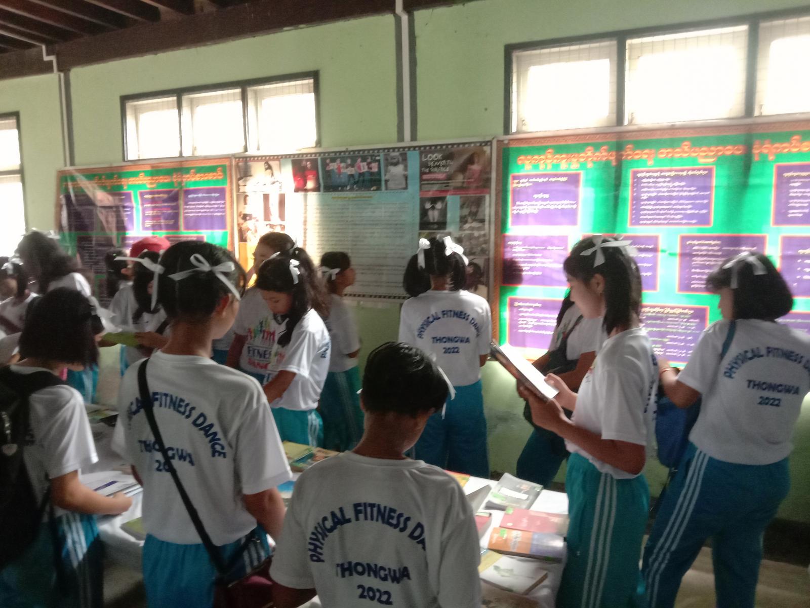 ၇၇ နှစ်မြောက် တပ်မတော်နေ့အထိမ်းအမှတ် အကြို နံရံကပ်စာစောင်နှင့် စာအုပ