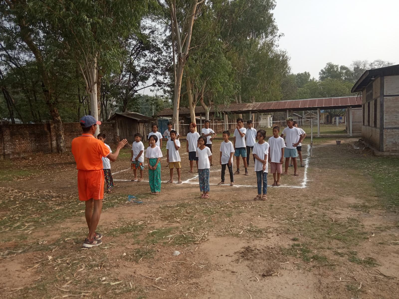 နတ်မောက်မြို့ ဗိုလ်တေဇ အားကစားကွင်း၌ ကျောင်းသား သူ လူငယ်များ ကျန်းမာက