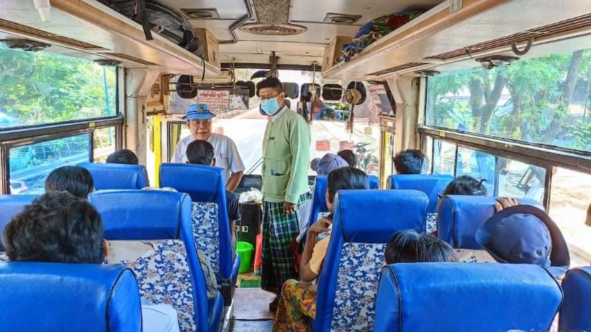 ဝါးခယ်မမြို့နယ်၌ ခရီးသည်တင် မော် တော်ယာဉ်များ ပေါ်တွင် အမှိုက်ပုံးများ