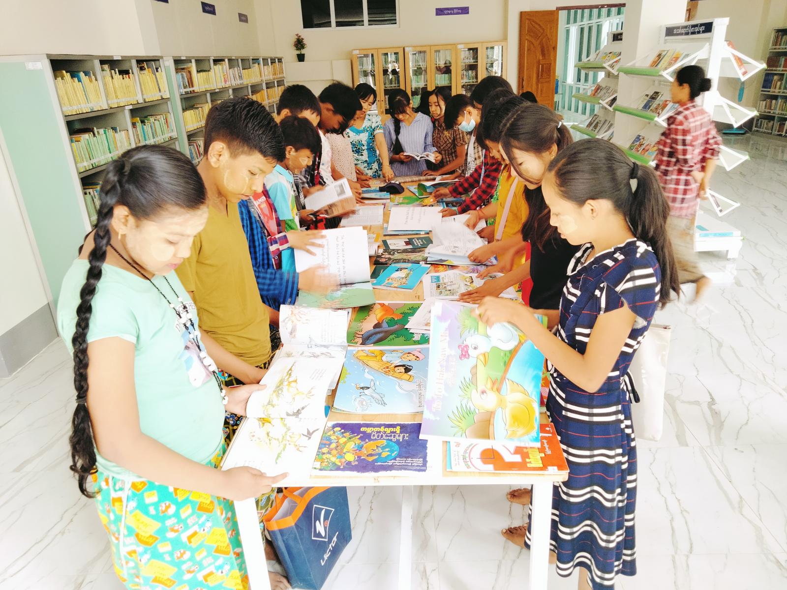 နတ်မောက်မြို့နယ်၌ ၇၇ နှစ်မြောက် တပ်မတော်နေ့အထိမ်းအမှတ် စာအုပ်စာစောင်ပ
