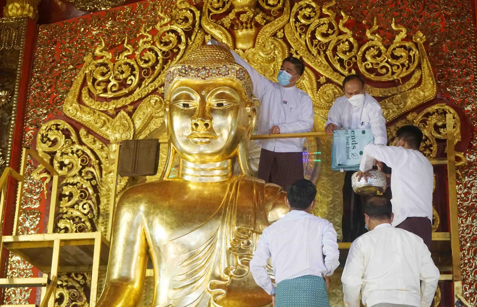 ကယားပြည်နယ်အစိုးရအဖွဲ့က ဦးဆောင်၍ မိုးကောင်းမဟာမြတ်မုနိဘုရားကြီးအား ရေသပ္ပာယ်ပူဇော်ခြင်း မင