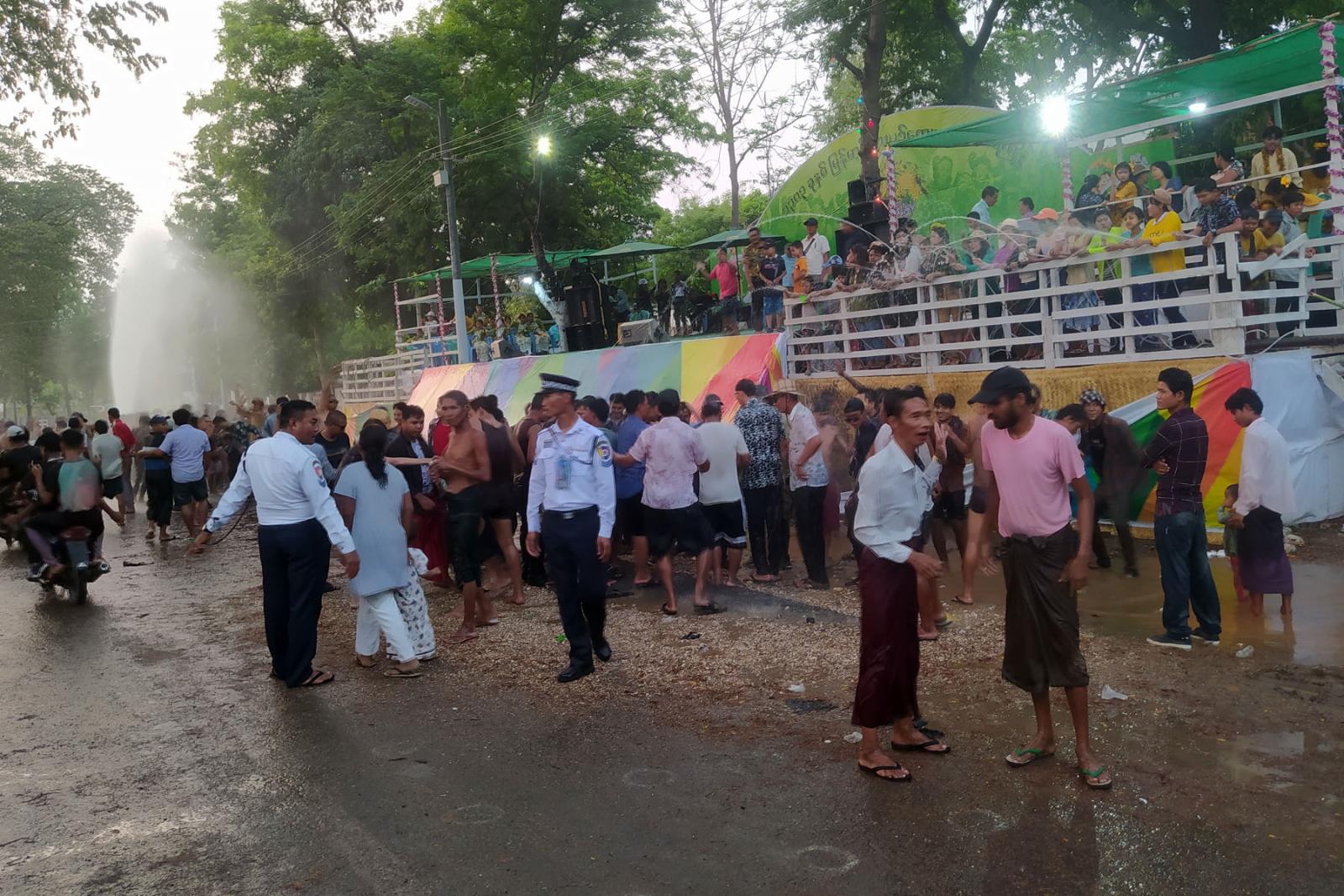 သရက်မြို့၌ သင်္ကြန်အတက်နေ့ အေးချမ်းပျော်ရွှင်စွာ ရေကစားလျက်ရှိ