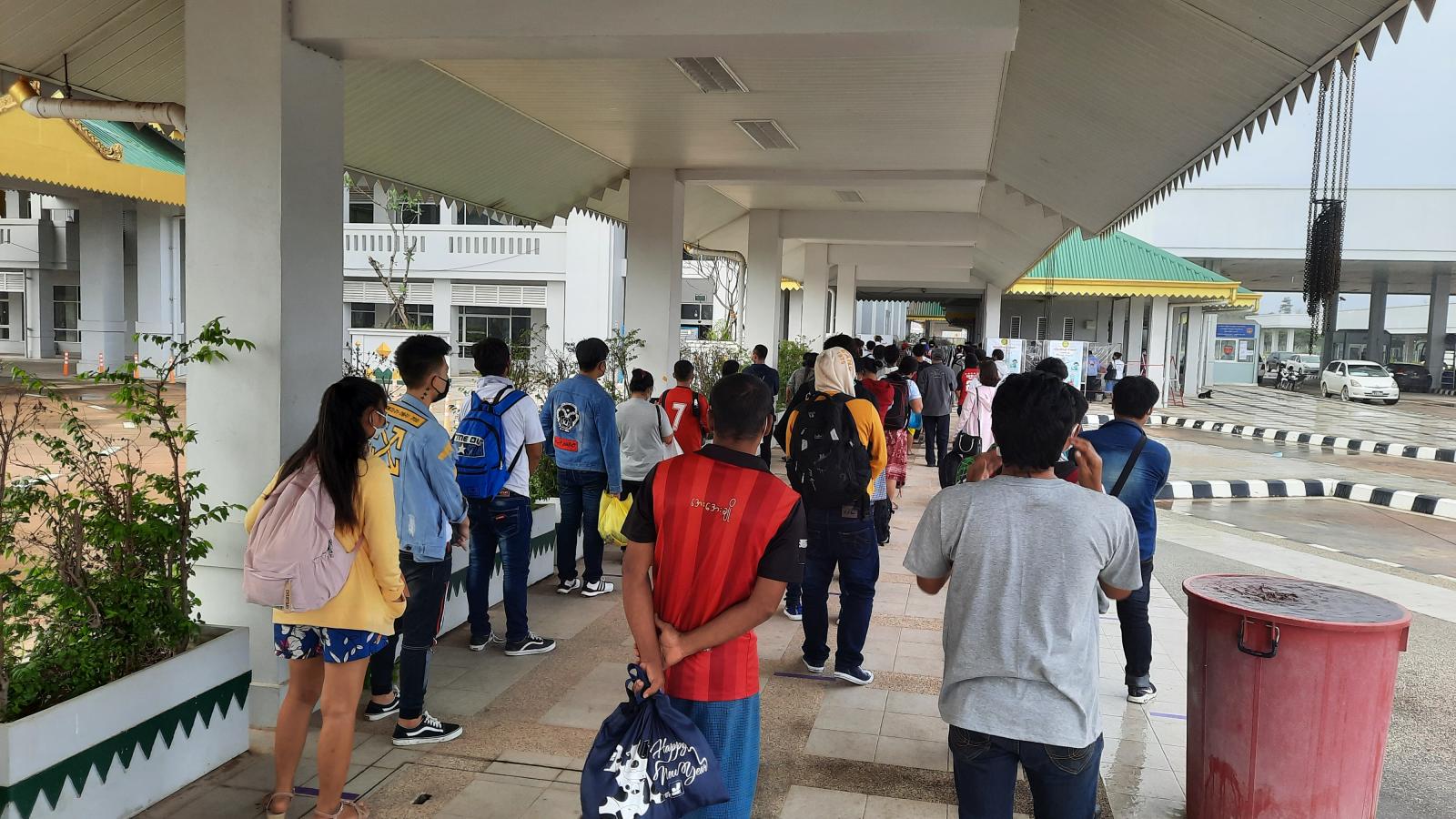 ထိုင်းနိုင်ငံမှ မြန်မာနိုင်ငံသားများ မြဝတီ အမှတ် ၂ ချစ်ကြည်ရေးတံတားမ