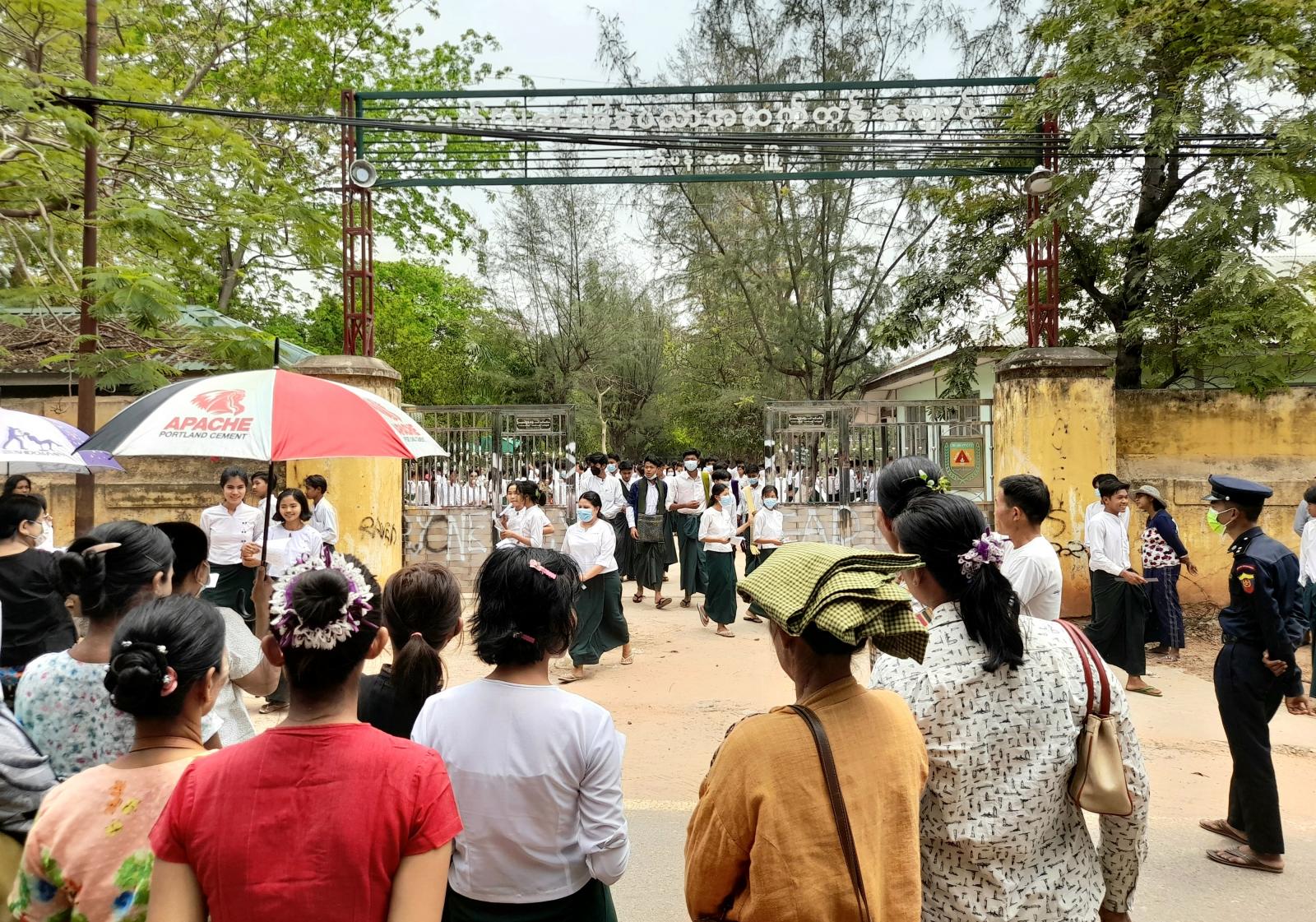 ကျောက်ပန်းတောင်းမြို့နယ်တွင် တက္ကသိုလ်ဝင်စာမေးပွဲ တတိယနေ့ သင်္ချာဘာသာရပ် ဖြေဆိုမှုရာနှုန်း ၉၀ ၁၃