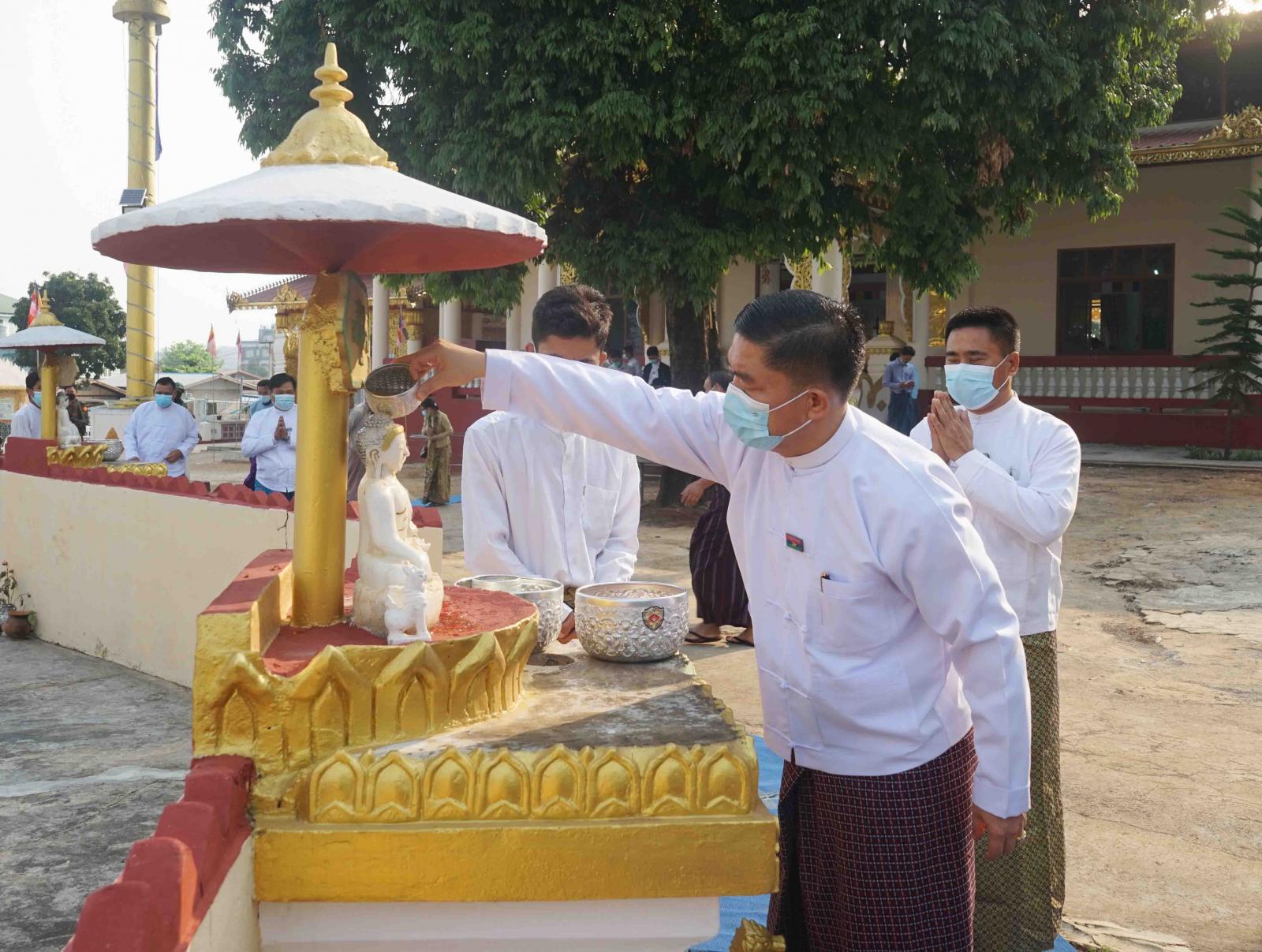 ကယားပြည်နယ်အစိုးရအဖွဲ့က ဦးဆောင်၍ မိုးကောင်းမဟာမြတ်မုနိဘုရားကြီးအား ရေသပ္ပာယ်ပူဇော်ခြင်း မင