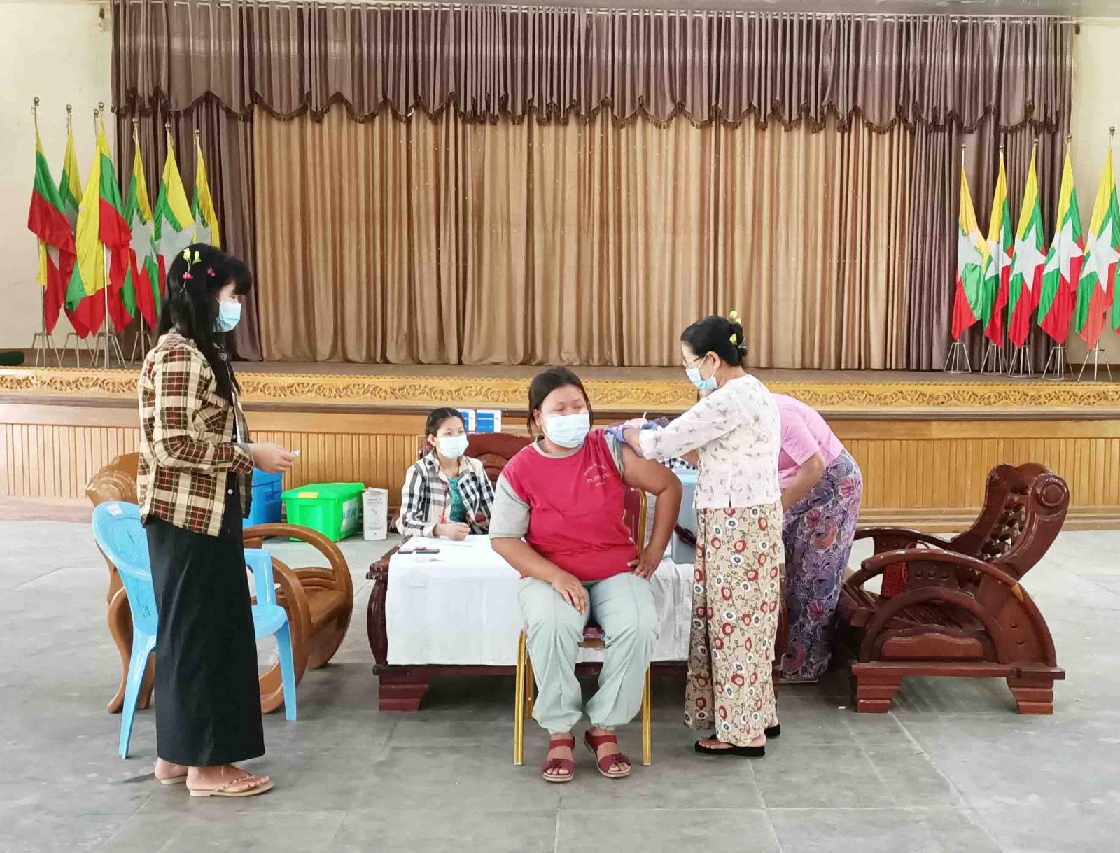 ကသာမြို့၌ ပြည်သူများ ကိုဗစ် ၁၉ ရောဂါကာကွယ်ဆေး ရာခိုင်နှုန်းပြည့်ထိုးန