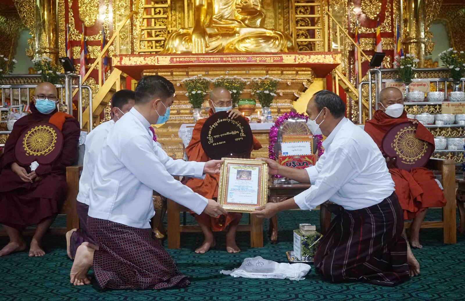 ကယားပြည်နယ်အစိုးရအဖွဲ့က ဦးဆောင်၍ မိုးကောင်းမဟာမြတ်မုနိဘုရားကြီးအား ရေသပ္ပာယ်ပူဇော်ခြင်း မင