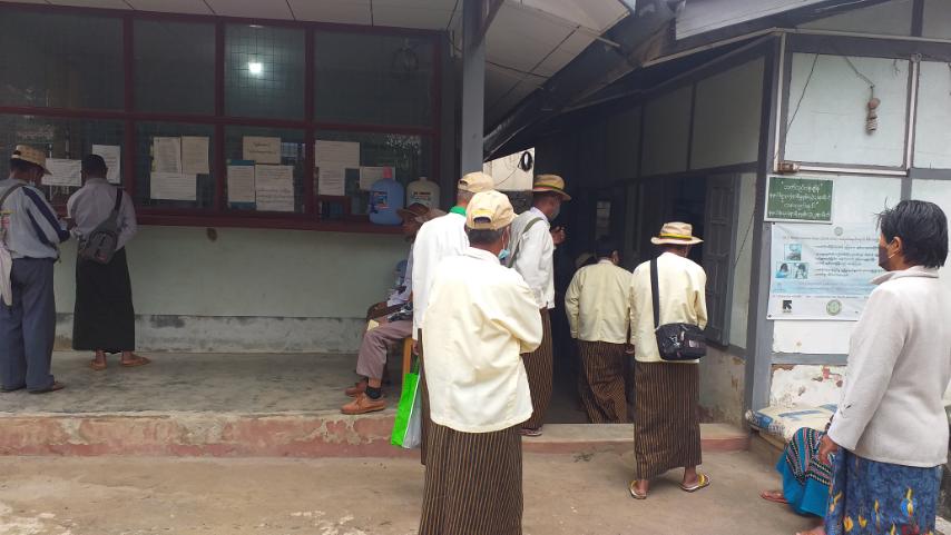 သိန္နီမြို့ မြန်မာ့စီးပွားရေးဘဏ်တွင် ပင်စင်စားများ၏ ပင်စင်လစာများ ပုံမ