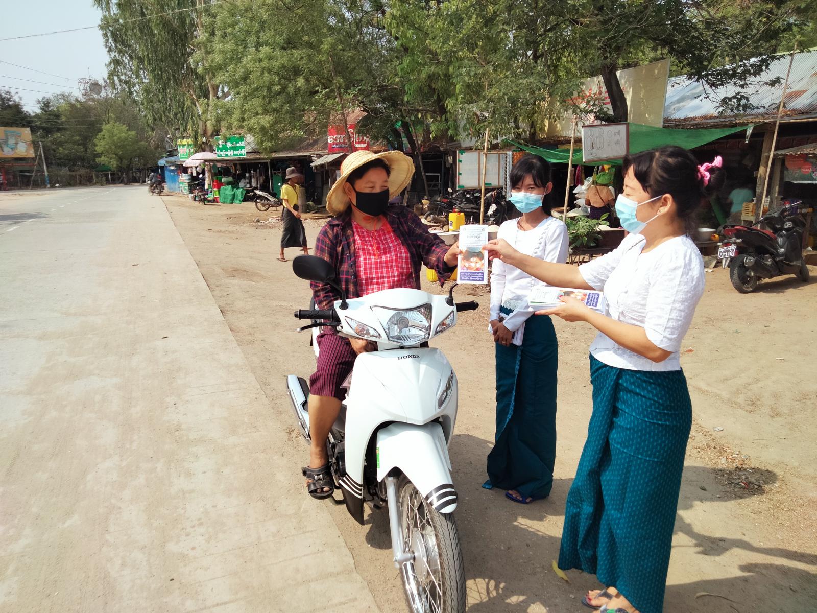 နတ်မောက်မြို့၌ ကလေးအလုပ်သမားပပျောက်ရေး အသိပညာပေး လက်ကမ်းစာစောင်များ ဖ