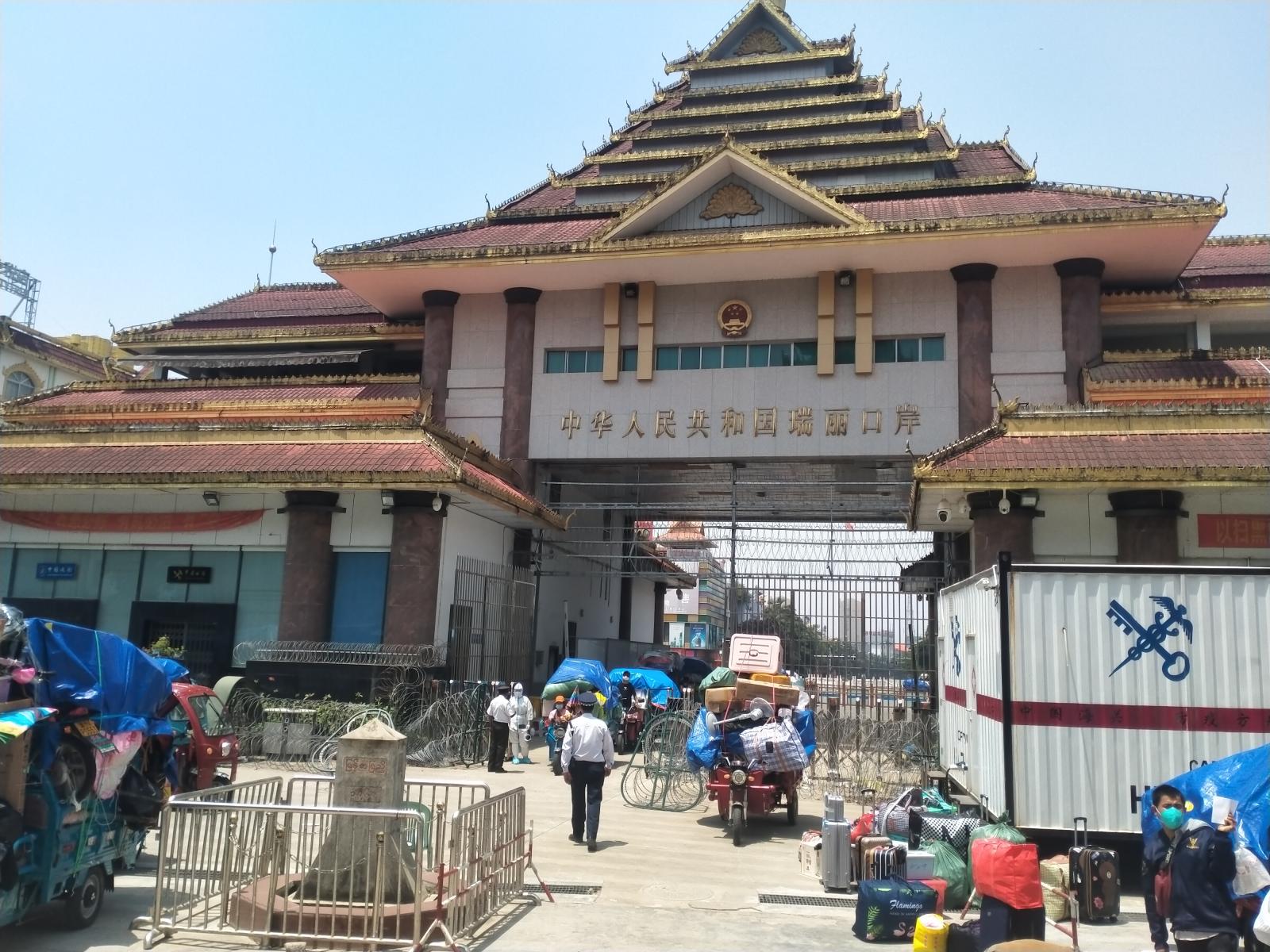မူဆယ်နယ်စပ်နန်းတော်ဂိတ်အတွင်းသို့ တရုတ်နိုင်ငံဘက်မှ မြန်မာနိုင်ငံသားမ