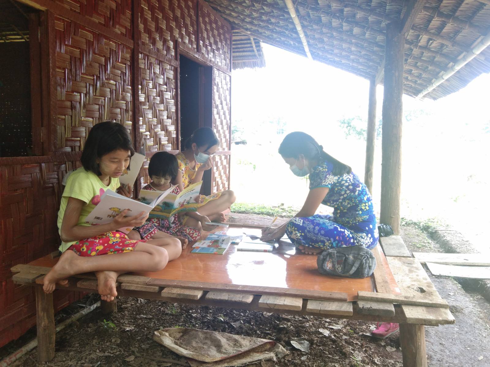 ပလောက်မြို့၊ အမှတ် ၃ ရပ်ကွက်တွင် Mobile Library စနစ်ဖြင့် စာအုပ