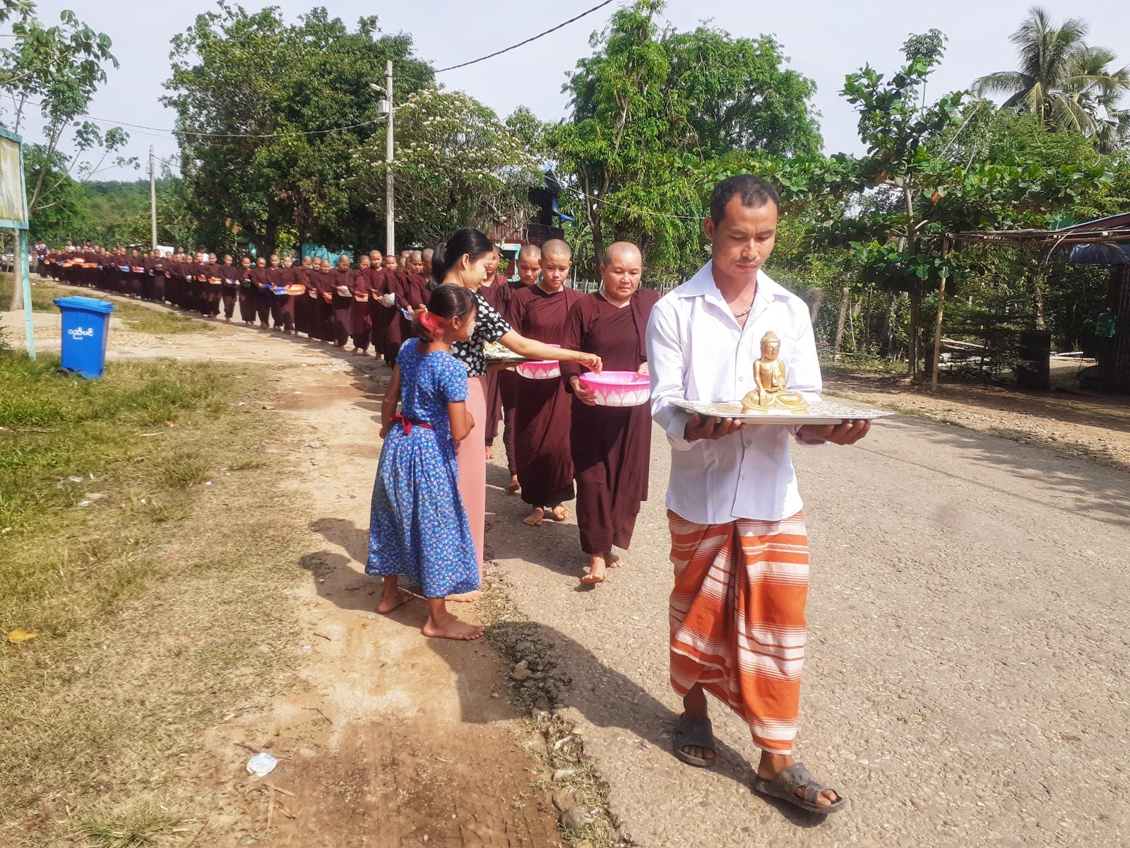 ကျိုက်ဒုံမြို့၌ သီလရှင် ၇၀ ပါးအား ဆွမ်းဆန်စိမ်း လောင်းလှူဒါန်းပွဲ ကျင